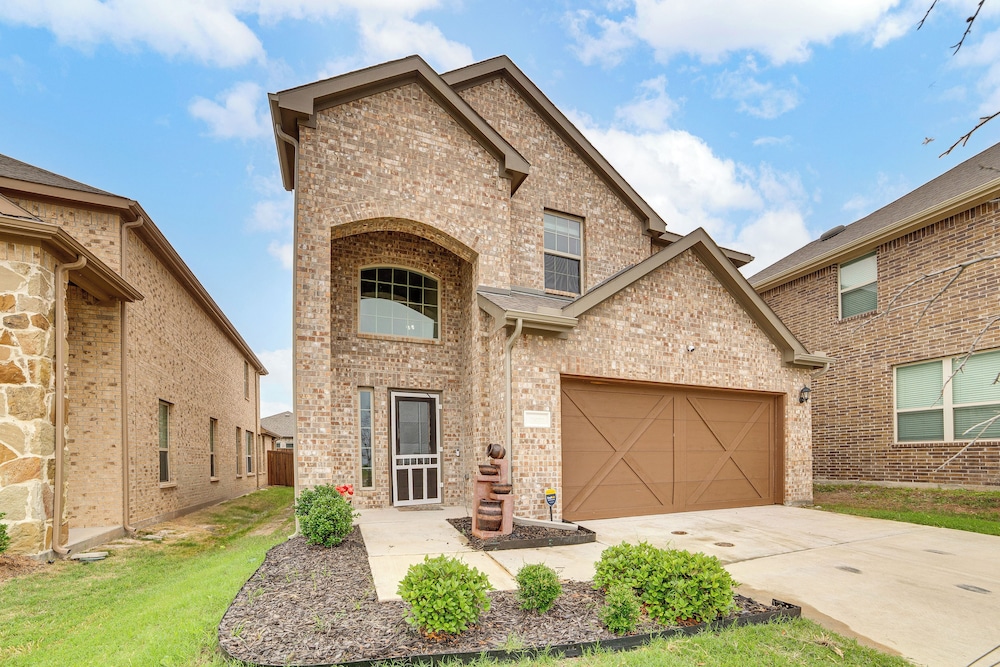 Walk To Lake Ray Hubbard: Spacious Family Home! - Dallas, TX