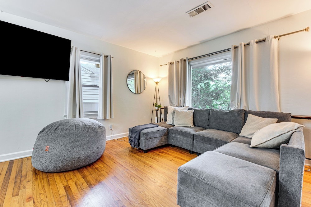 Walk To Golf: Cozy Home W/ Lush Yard In Atlanta! - Atlanta, GA