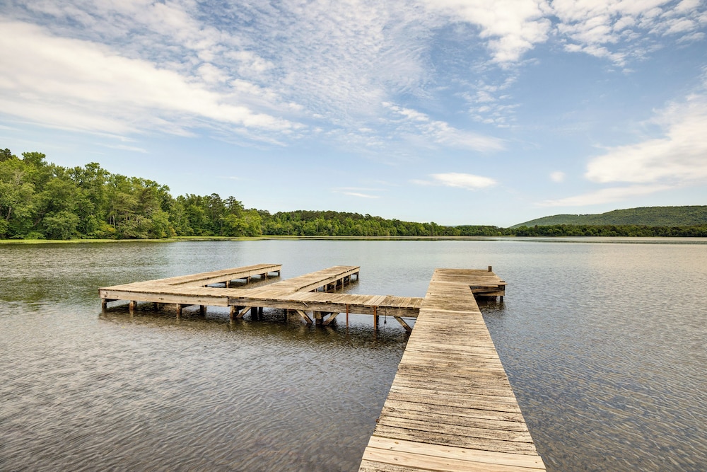 Boat, Kayak & Swim: Lake Guntersville Family Home - 好萊塢