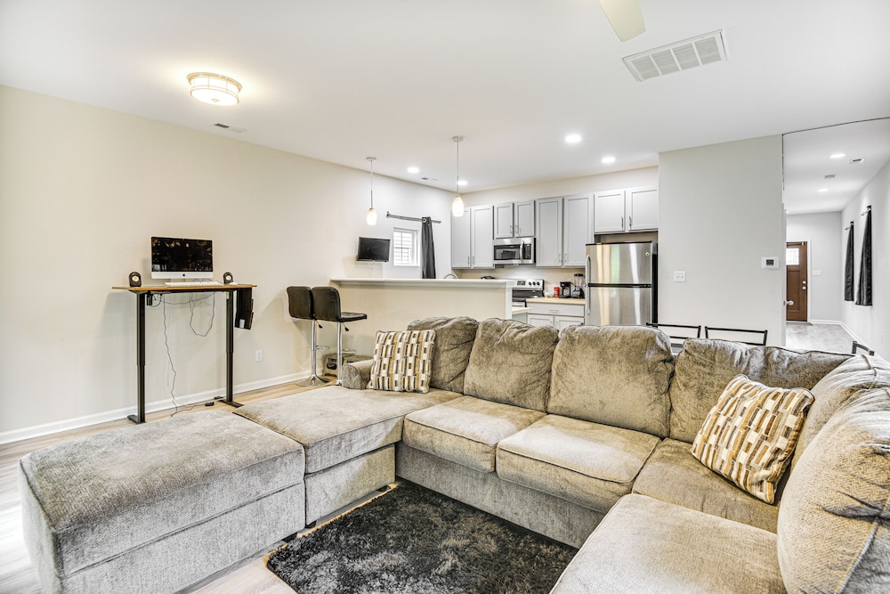 Walk To Dining: Sleek Hampton Home W/ Deck! - Norfolk, VA