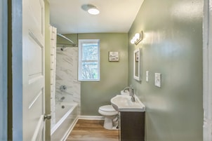 Apartamento, 3 quartos | Banheiro | Toalhas de banho, papel higiênico