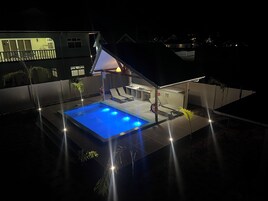 Piscina exterior, espreguiçadeiras 