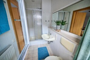 Quarto casal clássico, vista para a montanha | Banheiro | Banheira, secador de cabelo, toalhas de banho, sabonete