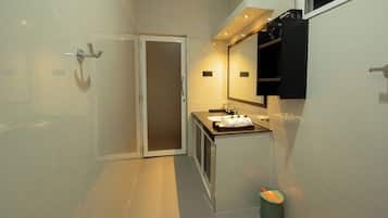 Quarto Duplo Deluxe, Vista para a cidade | Casa de banho | Chinelos