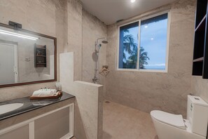 Quarto casal luxo, vista para o mar | Banheiro | Chinelos 