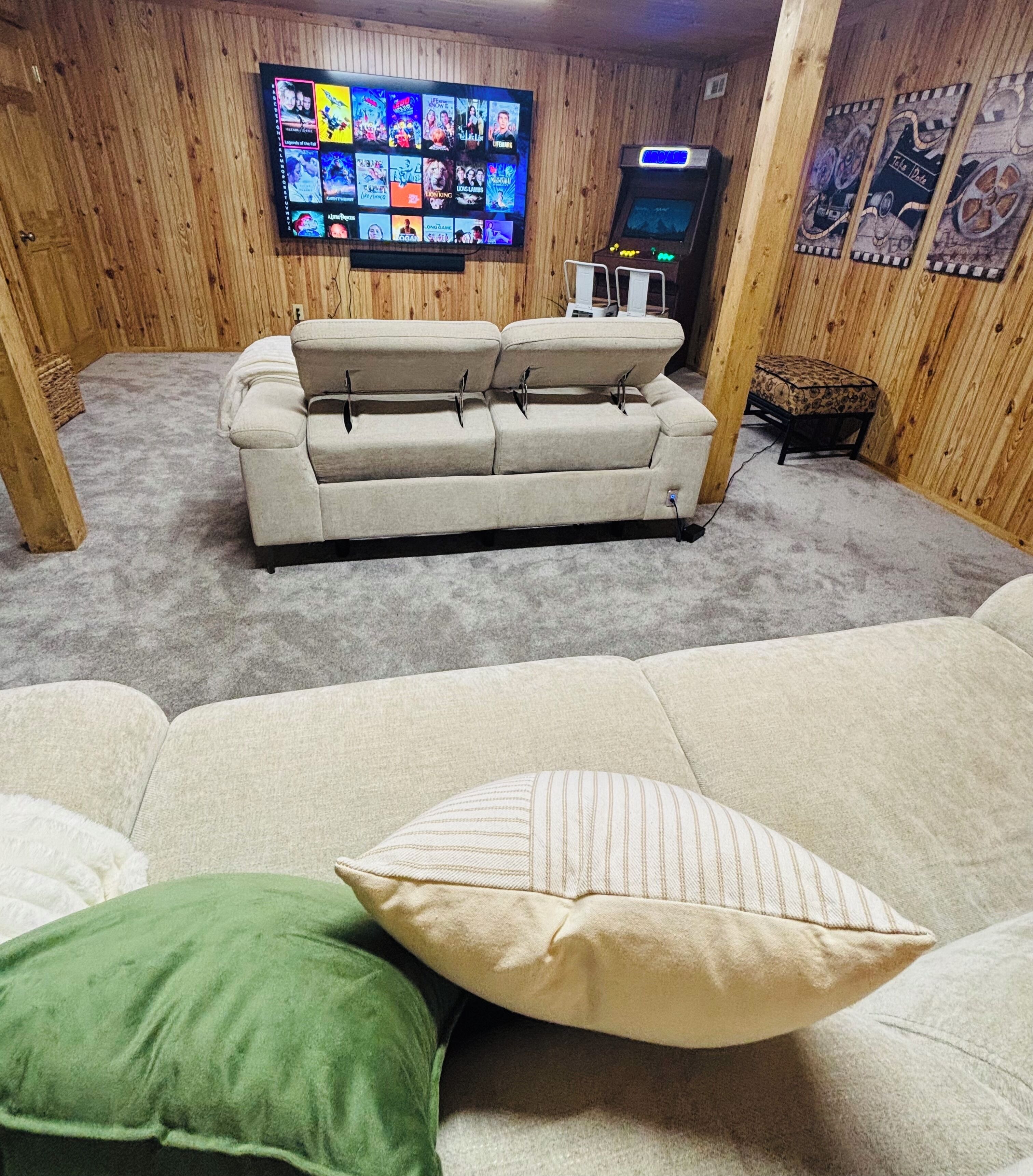 Luxury Home W/private Pool, Mt Views, 85 Roku Movie Room, Arcade, & King Bed! - Morristown, TN