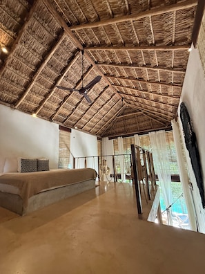 Bungalow de Luxo, vista para a piscina | Cofre no quarto, com decoração personalizada 