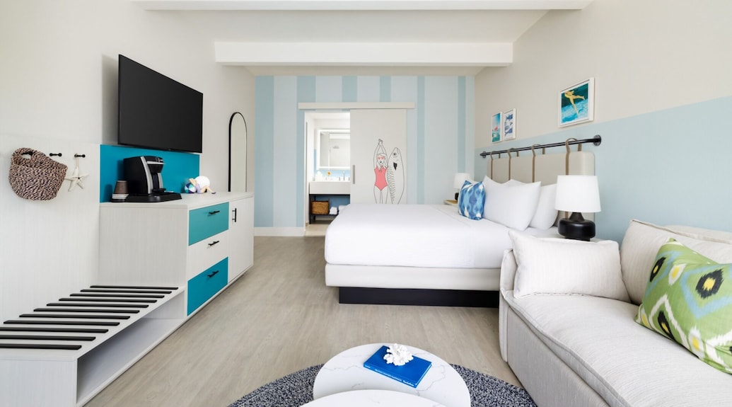 Colorful Stay At Blue Flamingo | Poolside Bar, Lawn Games, Music & Fire Pits - Key West, FL