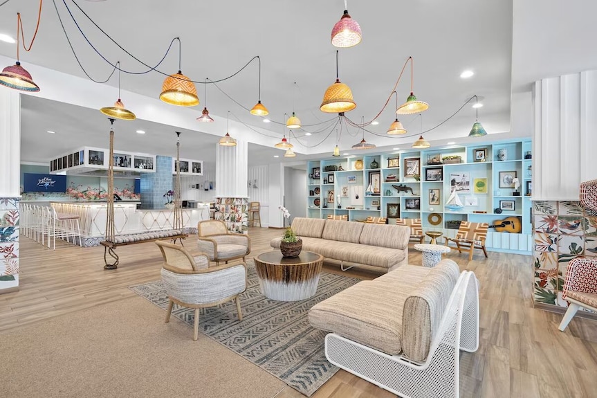 Key West Resort Room | Fun Dining, Pools, Music Nights & Free Shuttle To Town - Key West, FL