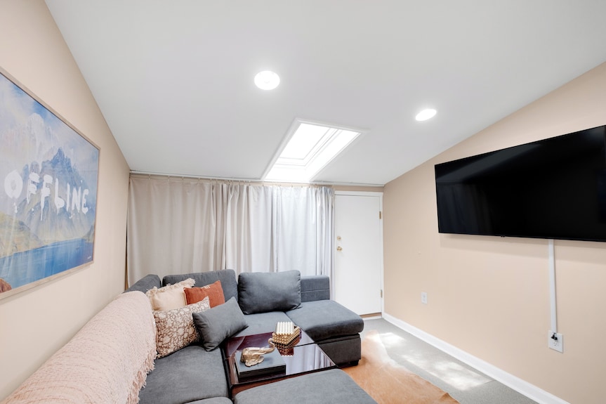 Prime Location! 2br/2ba Rowhouse Steps From Ravens Stadium & Camden Yards. - Baltimore, MD