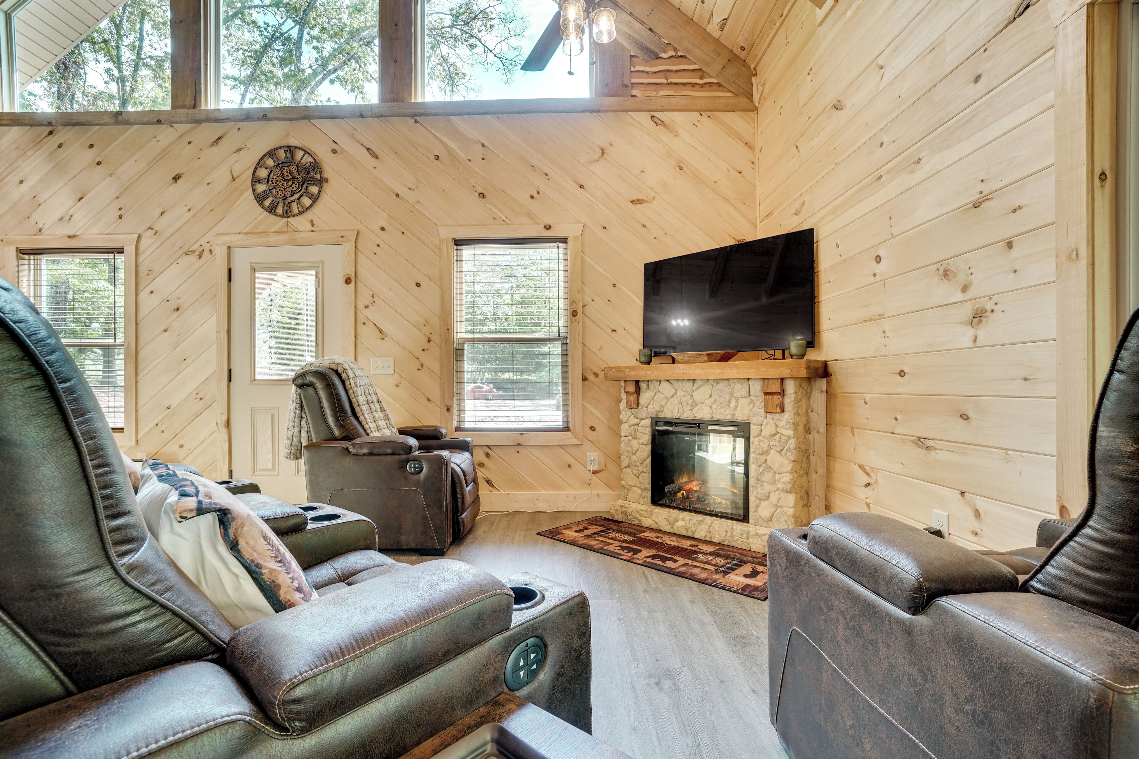 Sip, Hike & Explore: Sleek Retreat In Cleveland! - Cleveland, GA