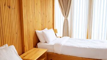 Quarto Twin Standard, varanda, vista para a montanha | Secretária, Wi-fi grátis