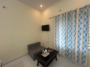Quarto Duplo Deluxe, varanda, vista para o jardim | Sala de estar