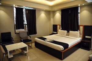 Quarto casal luxo | Escrivaninha, espaço de trabalho para notebook, Wi-Fi de cortesia