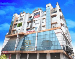 Chuveiro, sabonete, shampoo, papel higiênico