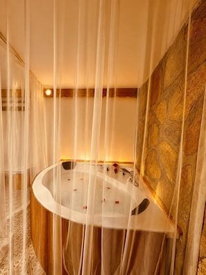 PRUVA - Deluxe Room, Courtyard View | Banheira de hidromassagem particular