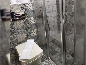Um polibã, artigos de higiene ecológicos, um secador de cabelo 