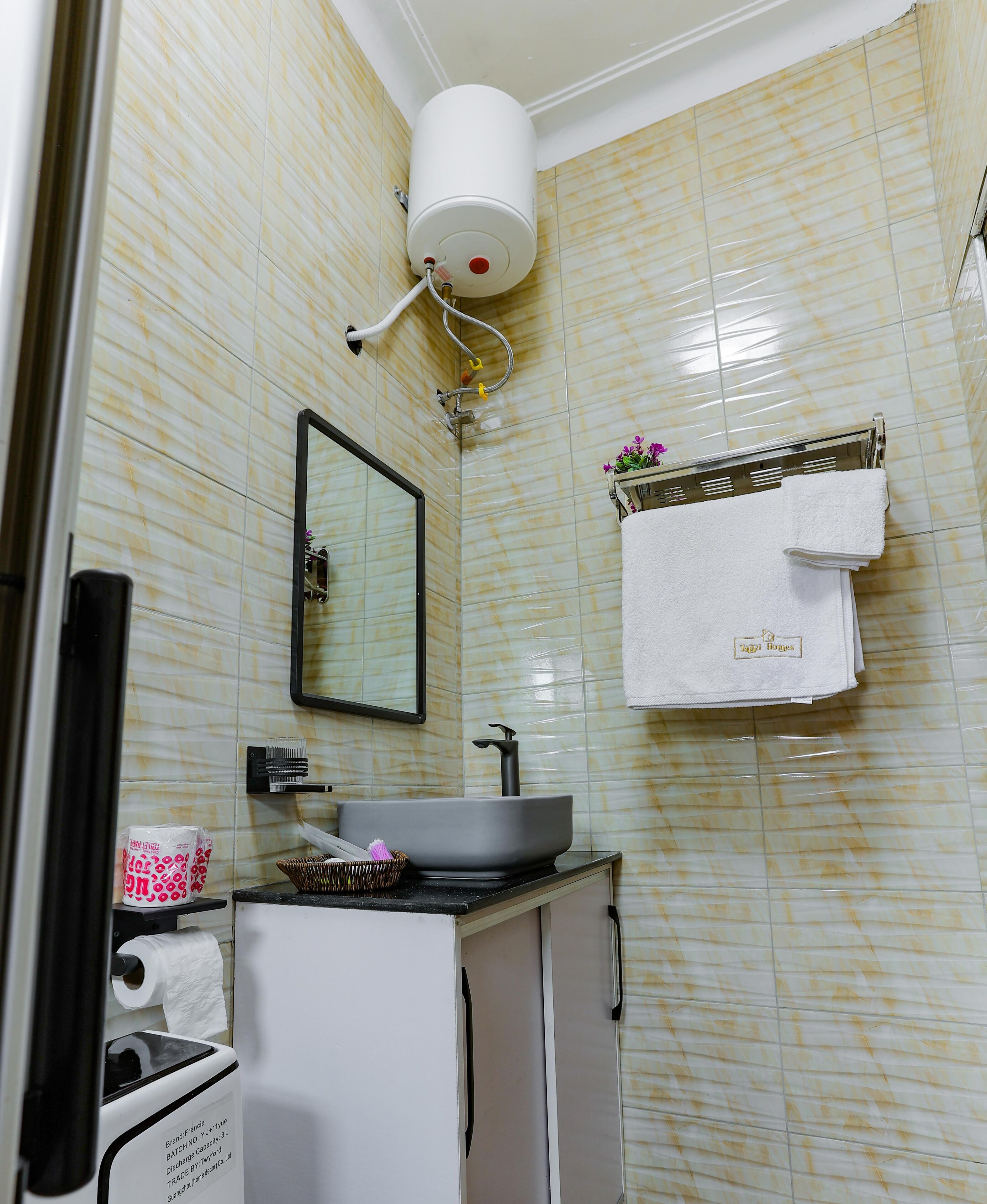 Apartamento Comfort | Casa de banho | Um polibã, artigos de higiene pessoal grátis, chinelos 