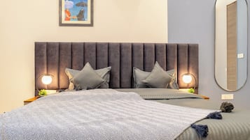 Estúdio, vista para a cidade | Cofres nos quartos, escrivaninha, espaço de trabalho para notebook