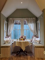 Café da manhã feito na hora todos os dias mediante uma taxa