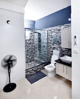 Apartamento Standard, varanda, vista para a piscina | Casa de banho | Um polibã, um secador de cabelo, toalhas fornecidas, sabão