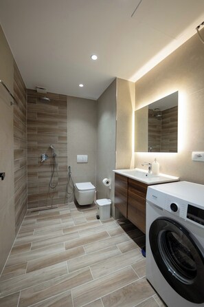Apartamento | Banheiro | Chuveiro, secador de cabelo, toalhas de banho, sabonete