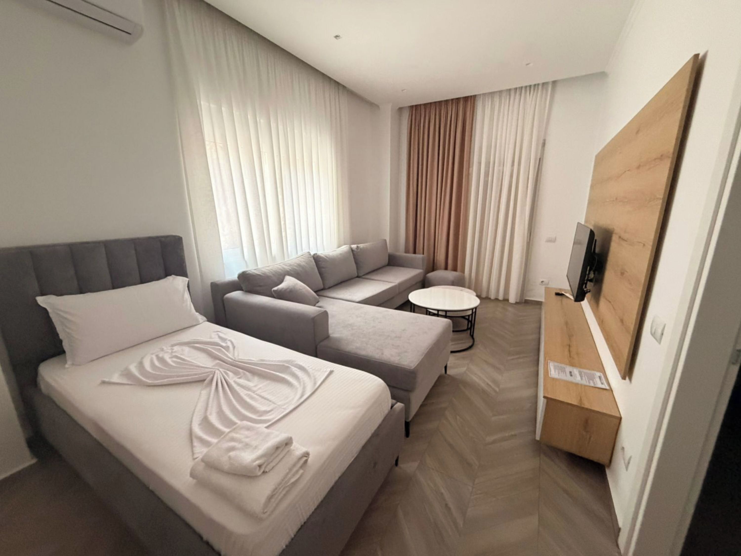 Quarto família | Escrivaninha, Wi-Fi de cortesia, roupa de cama