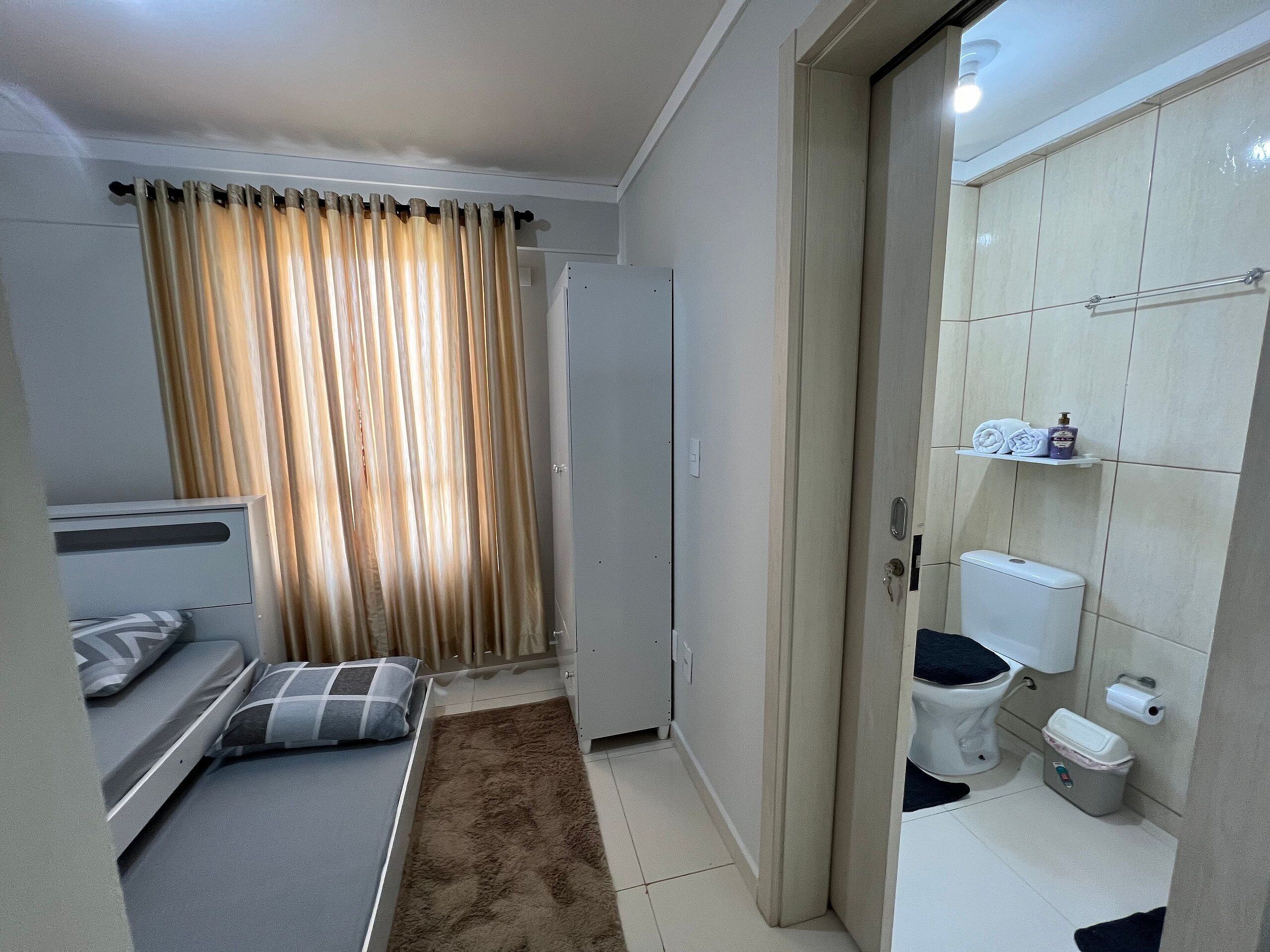 Apartamento básico | Banheiro | Chuveiro, secador de cabelo, toalhas de banho, sabonete