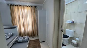 Apartamento básico | Banheiro | Chuveiro, secador de cabelo, toalhas de banho, sabonete