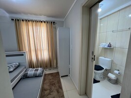 Apartamento Básico | Casa de banho | Um polibã, um secador de cabelo, toalhas fornecidas, sabão 