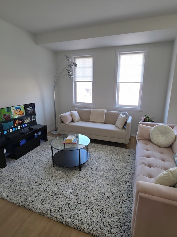 Modern & Stylish Cozy Home / Balcony, Wifi 15 Min From Hamilton - Hamilton, Canadá