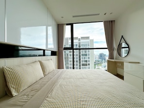 Apartamento Executivo, 3 quartos, Vista para a cidade | Com decoração personalizada, com mobília individualizada, secretária