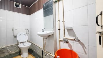 Um polibã, um chuveiro fixo, artigos de higiene pessoal grátis