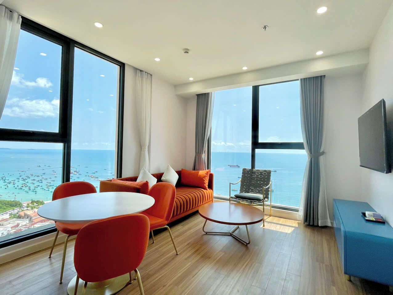 Apartamento Deluxe, 1 quarto, vista para o mar | Sala de estar | Smart TV de 32 polegadas com canais digitais 