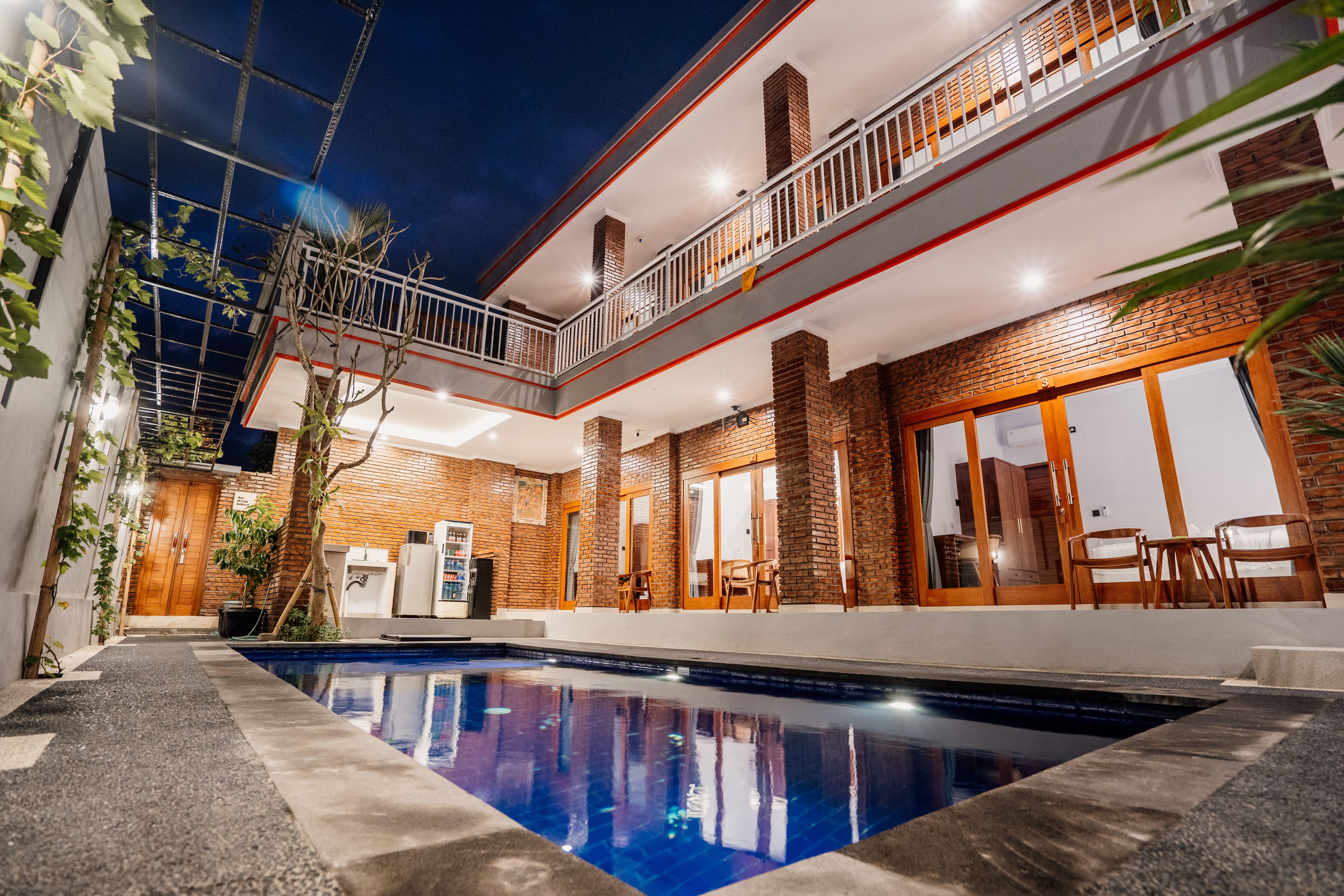 Um imóvel residencial com piscina, varanda e área de refeições.