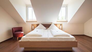 Quarto casal conforto | Cofres nos quartos, escrivaninha, espaço de trabalho para notebook