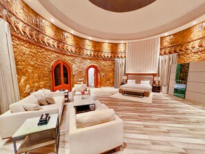 Frigobar, escrivaninha, ferros/tábuas de passar roupa, Wi-Fi de cortesia