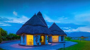 Frigobar, escrivaninha, ferros/tábuas de passar roupa, Wi-Fi de cortesia