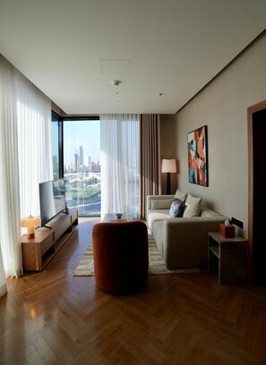 Suite-Estúdio Deluxe, 1 cama king-size, vista para o mar | Sala de estar | Smart TV de 55 polegadas com canais via satélite 