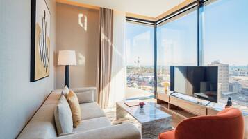 Suite-Estúdio Executiva, 1 quarto, vista para o mar | Sala de estar | Smart TV de 55 polegadas com canais via satélite