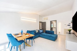 Apartamento família, 2 quartos, 2 banheiros (Wonderful House In Portofino with) | Área de estar | Smart TV