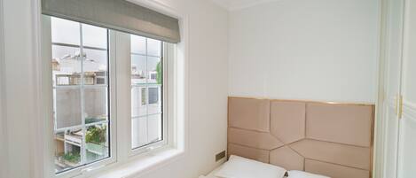 Quarto casal standard, vista para a cidade | Escrivaninha, espaço de trabalho para notebook, cortinas blackout