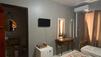 Quarto solteiro econômico, vista para o jardim | Escrivaninha, espaço de trabalho para notebook, Wi-Fi de cortesia
