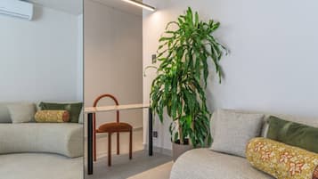 BOHO Studio: Wild Flowers in Mar Mikhael | Cofre no quarto, secretária adequada para computadores portáteis