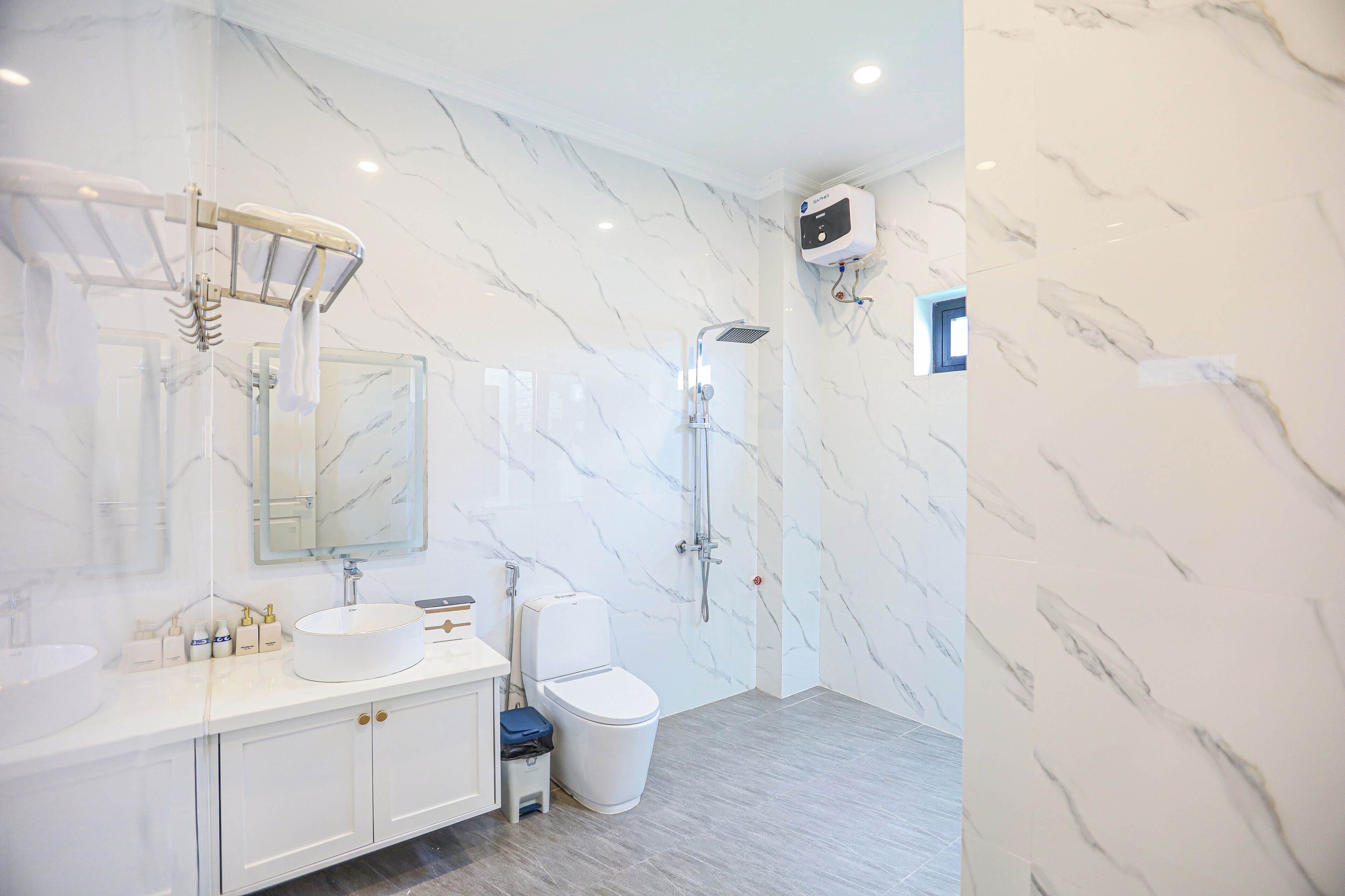 Quarto casal luxo | Banheiro | Secador de cabelo, chinelos, bidê, toalhas de banho