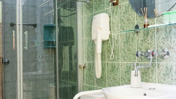 Apartamento Presidencial | Casa de banho | Um polibã, um secador de cabelo, toalhas fornecidas, sabão