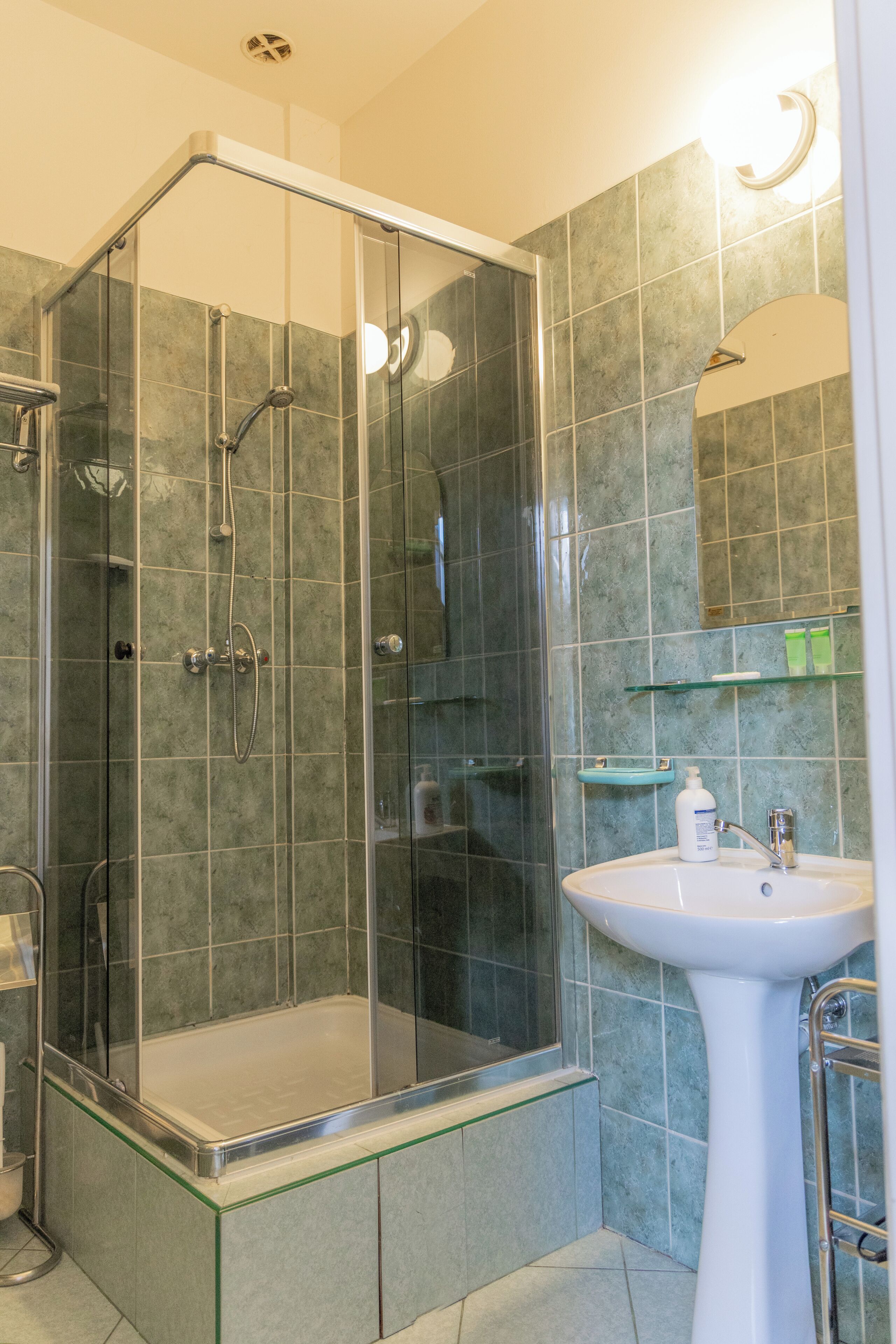 Quarto triplo luxo, vista para a colina | Banheiro | Chuveiro, secador de cabelo, toalhas de banho, sabonete
