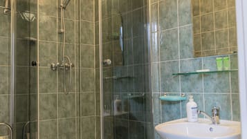 Quarto triplo luxo, vista para a colina | Banheiro | Chuveiro, secador de cabelo, toalhas de banho, sabonete