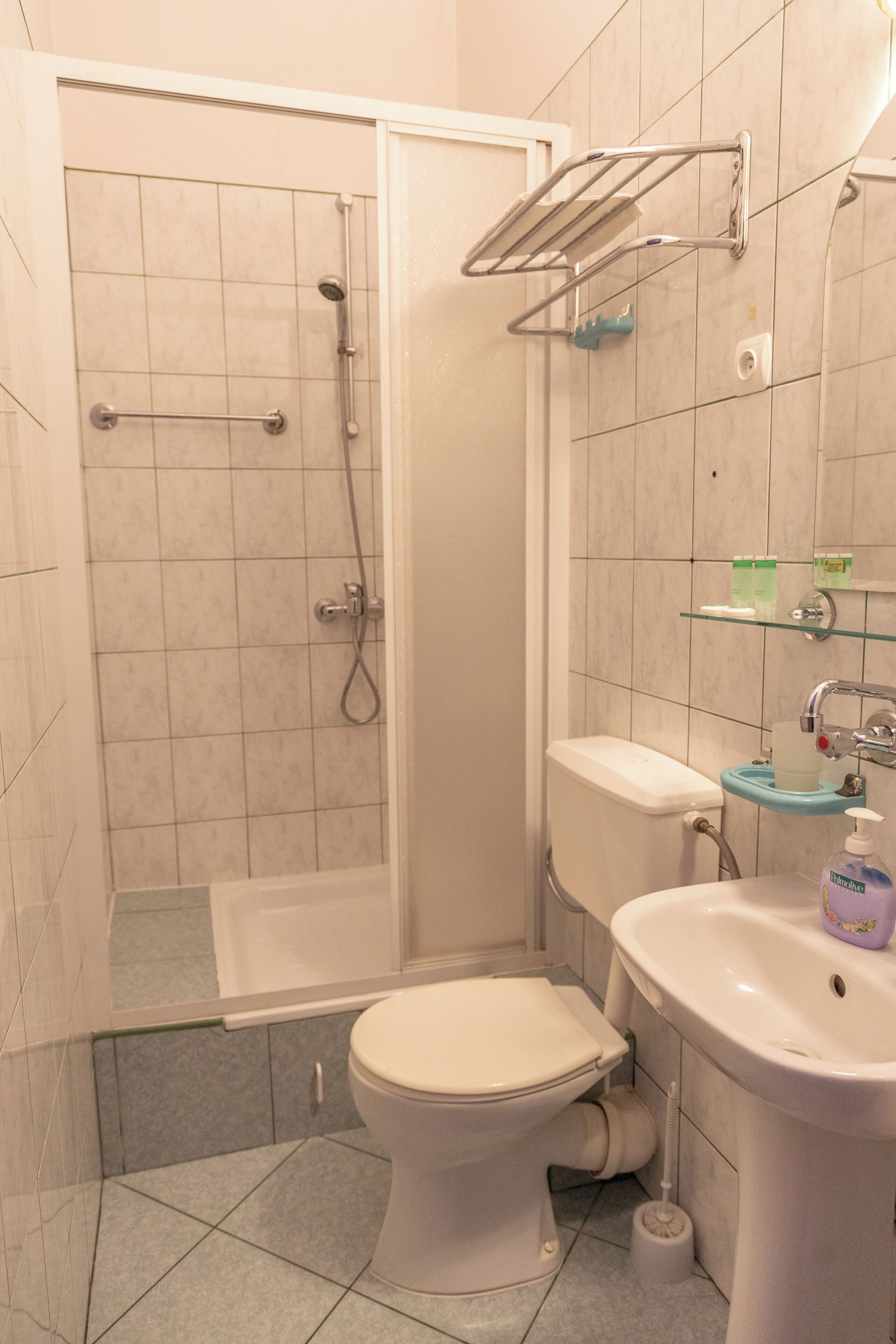 Quarto solteiro standard | Banheiro | Chuveiro, secador de cabelo, toalhas de banho, sabonete