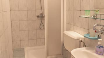 Quarto solteiro standard | Banheiro | Chuveiro, secador de cabelo, toalhas de banho, sabonete
